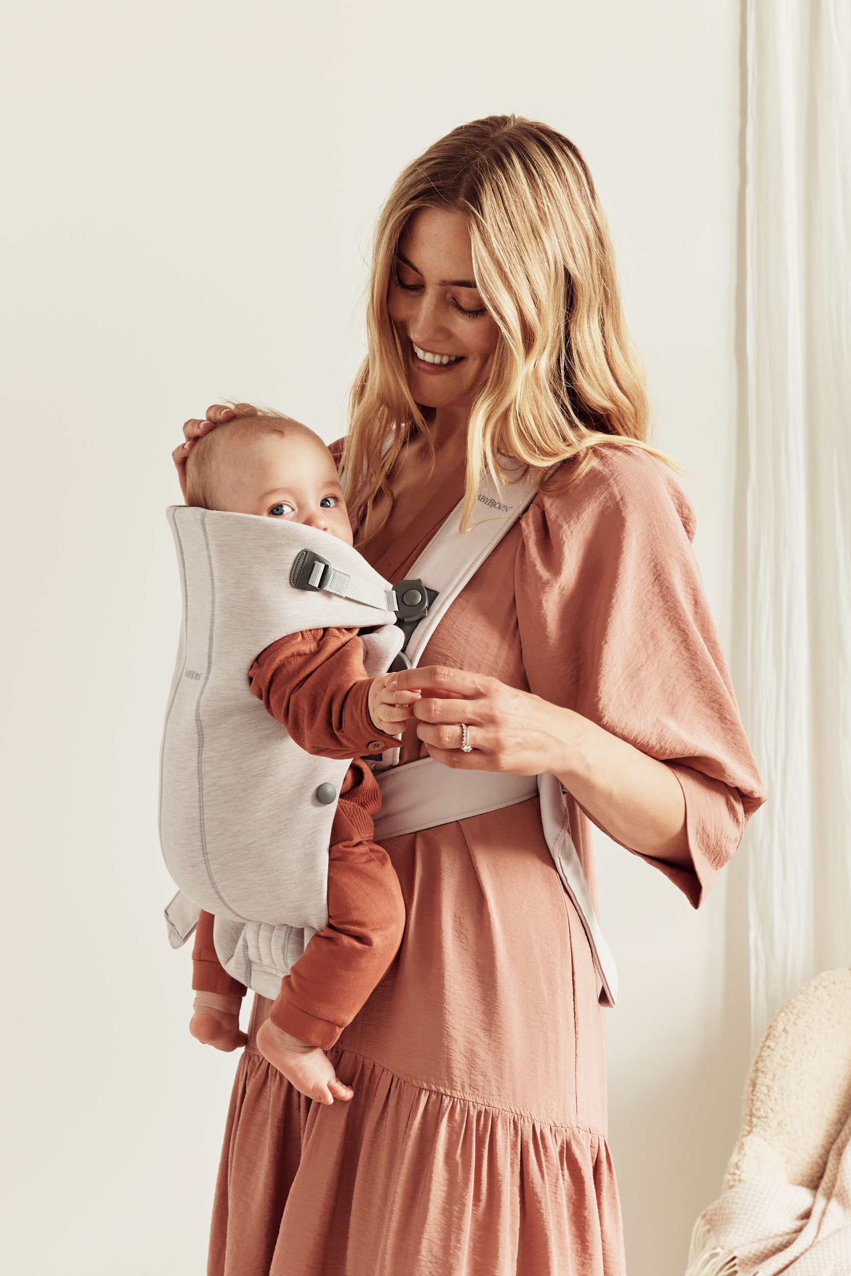 BabyBjorn Mini nosidełko Cotton Dusty pink | TOMI.pl